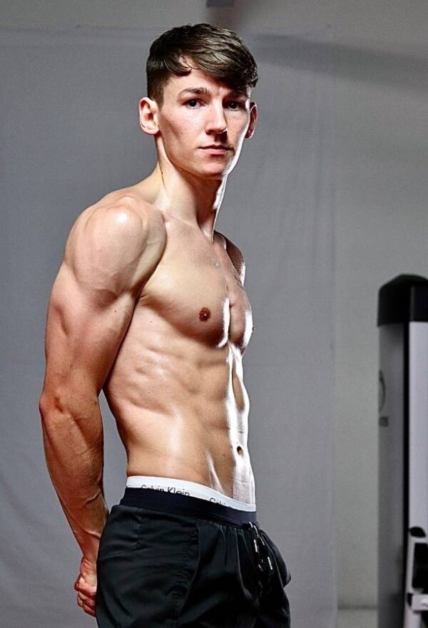 Brandon shaped an eye-catching six-pack physique.