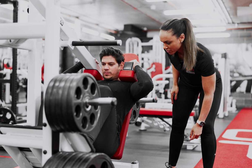 Free weights vs machines: Which is better for building muscle and strength?